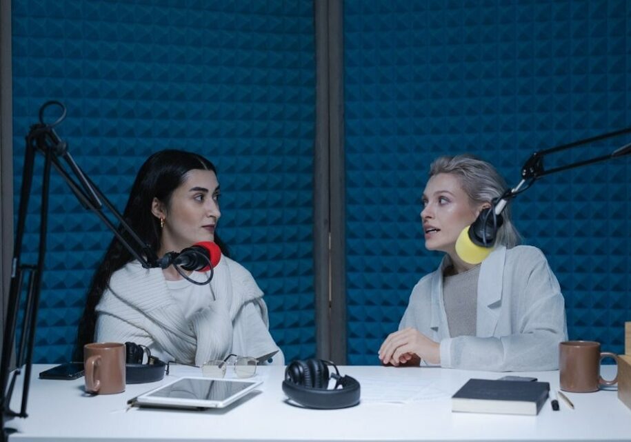 Podcast Guest Checklist: The Ultimate Rulebook For Hosts